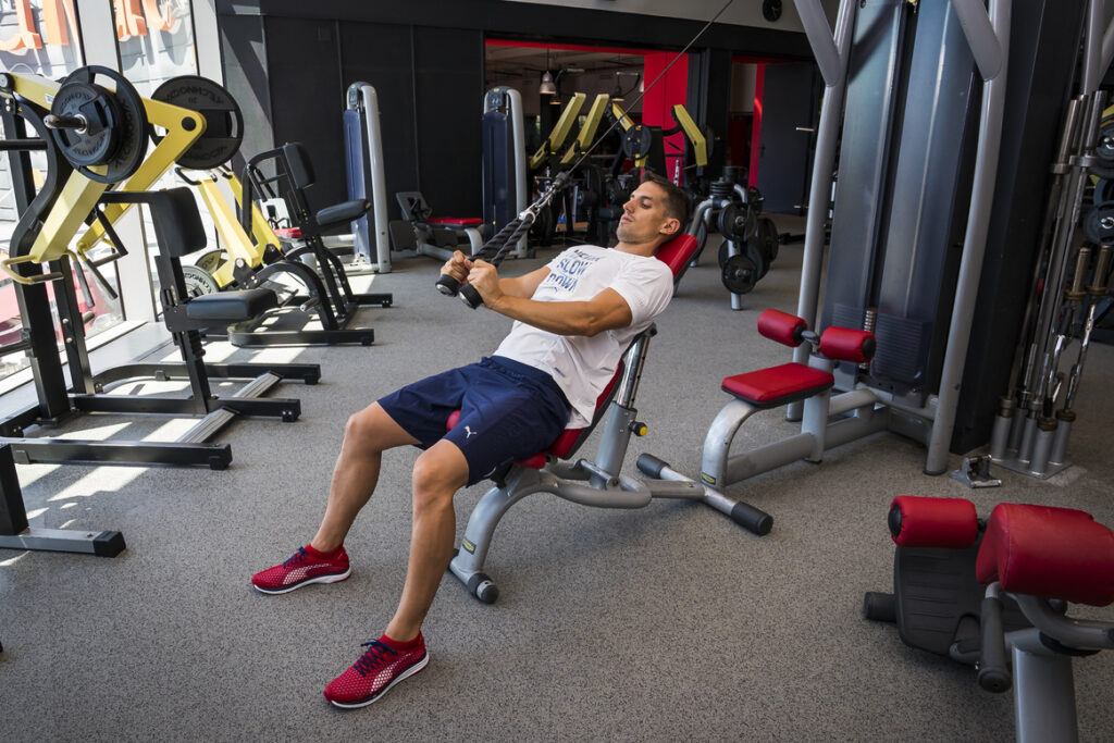 Rutina de ejercicios con mancuernas: Cómo realizar correctamente el ...