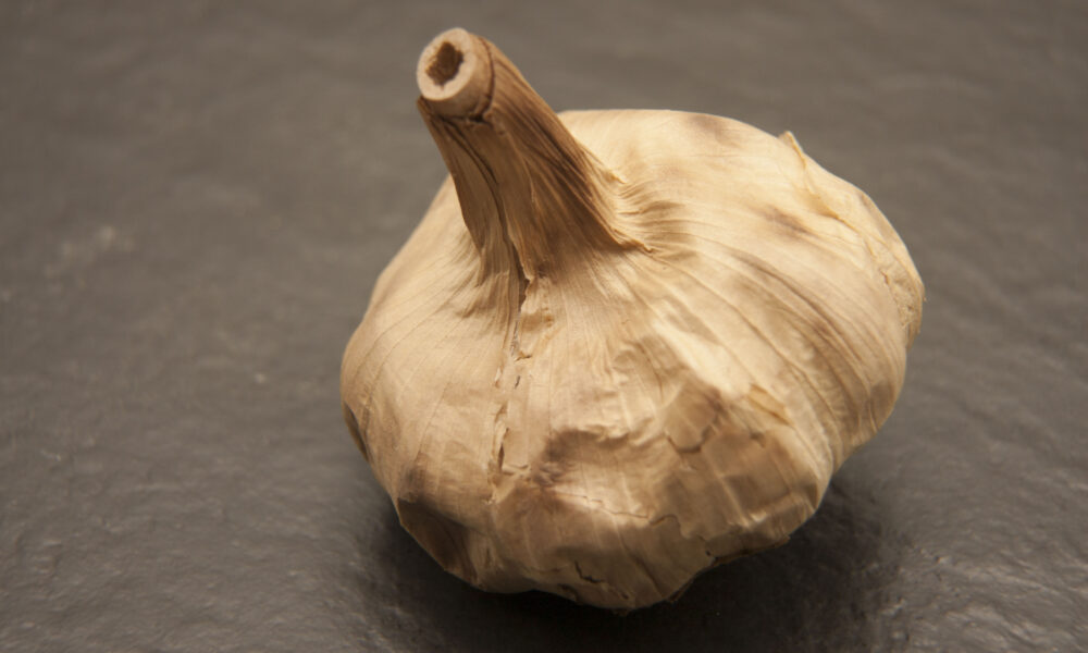 Descubre los impactantes beneficios del ajo negro para la salud ...